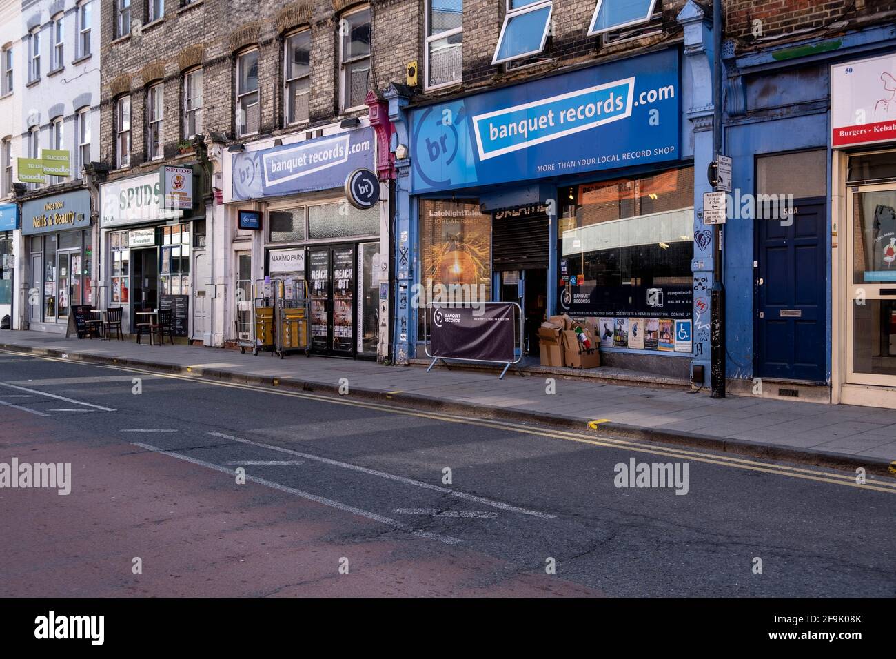 Row of shops fronts hi-res stock photography and images - Alamy