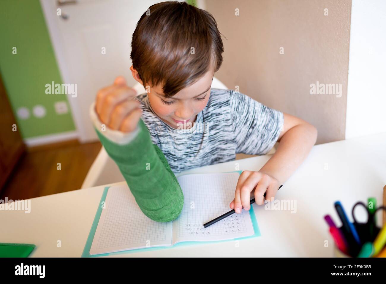 Child broken arm cast book hi-res stock photography and images - Alamy