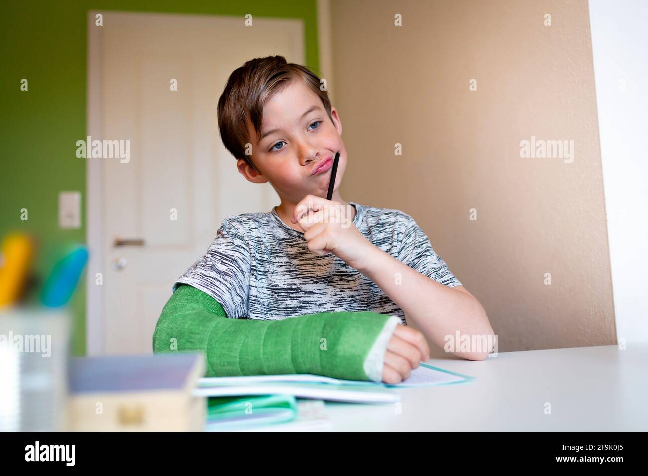 Child broken arm cast book hi-res stock photography and images - Alamy