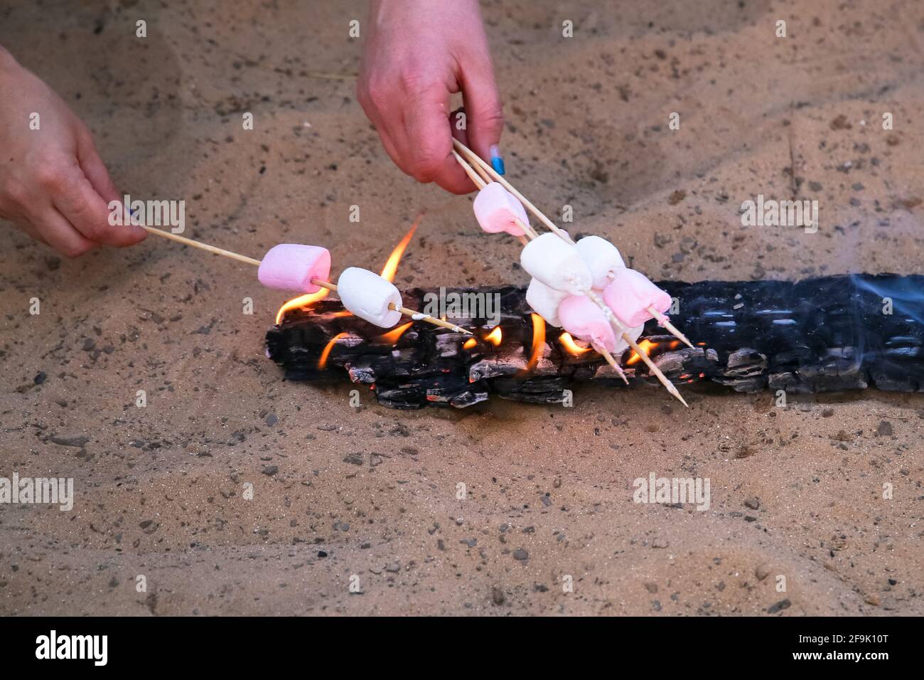 Sweet and delicious marshmallows are baked on fire Stock Photo - Alamy