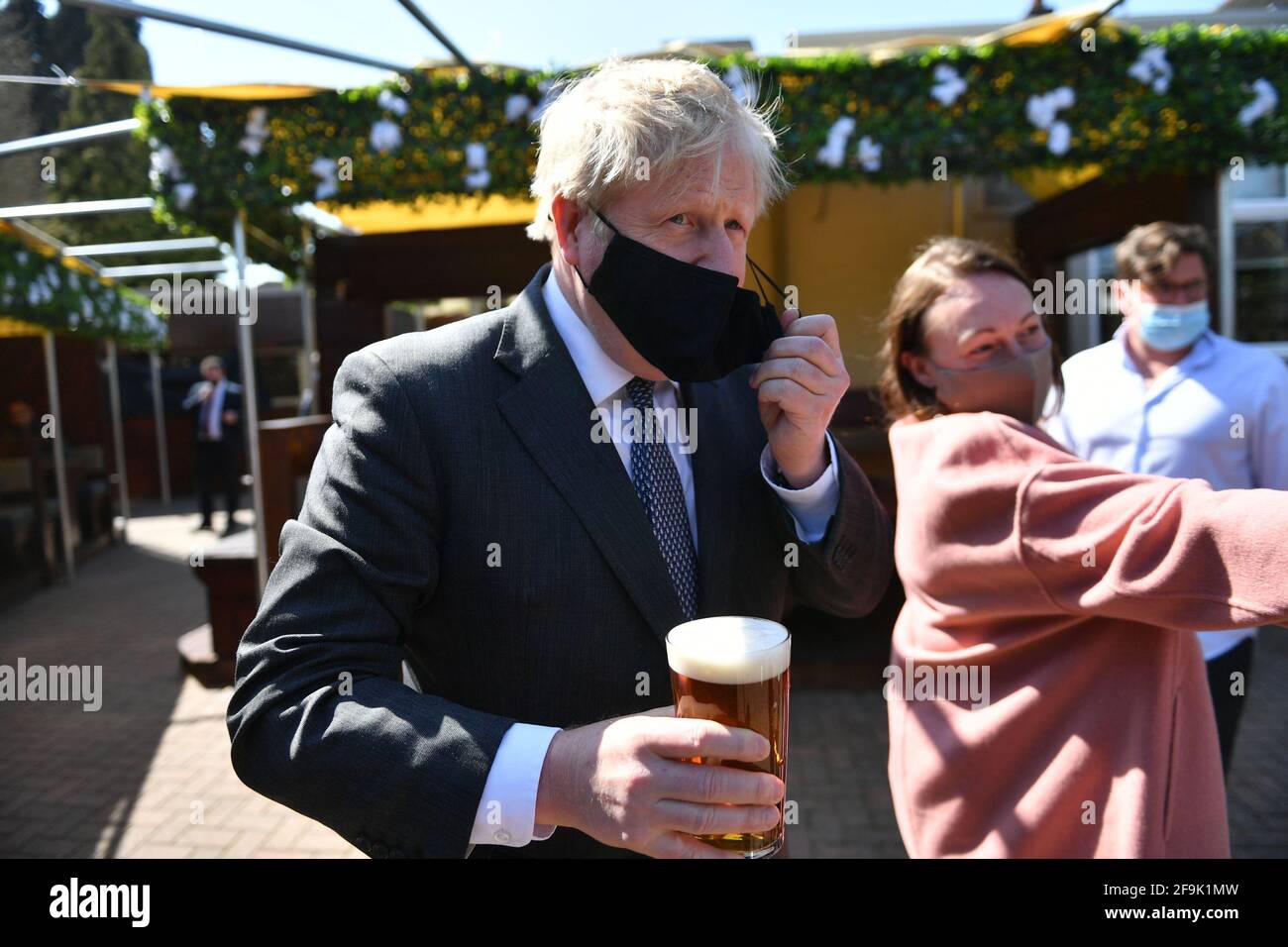Prime Minister Boris Johnson removes his mask to enjoy a pint in the ...