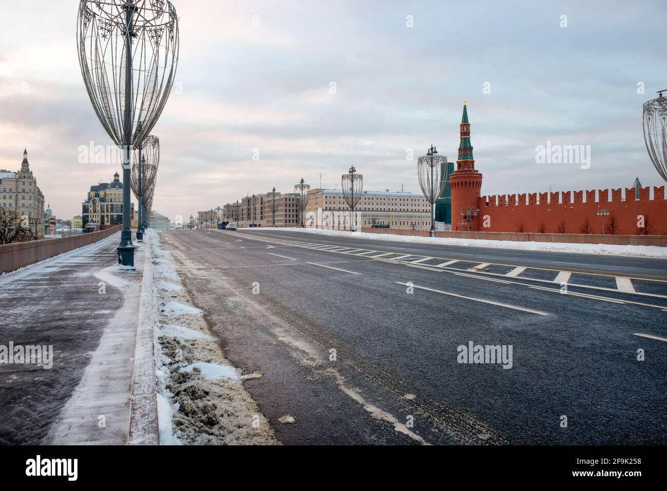 View of the Bolshoi Moskvoretsky Bridge in Moscow on a frosty winter ...