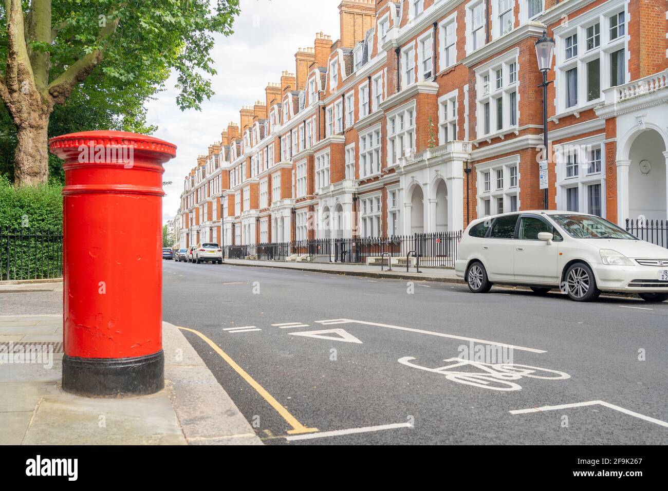 Street scene post box uk hi-res stock photography and images - Alamy