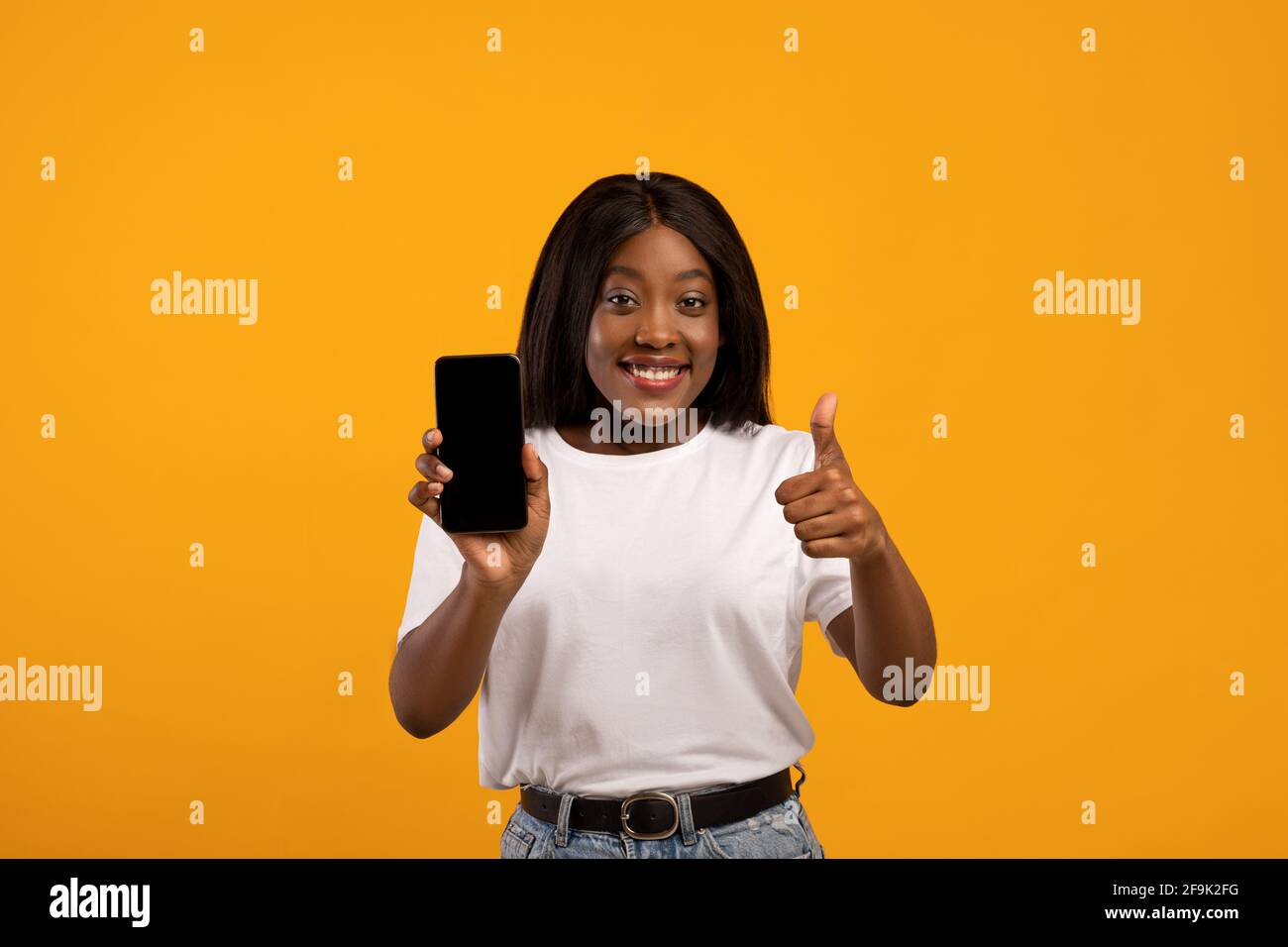 African lady showing mobile hi-res stock photography and images - Alamy