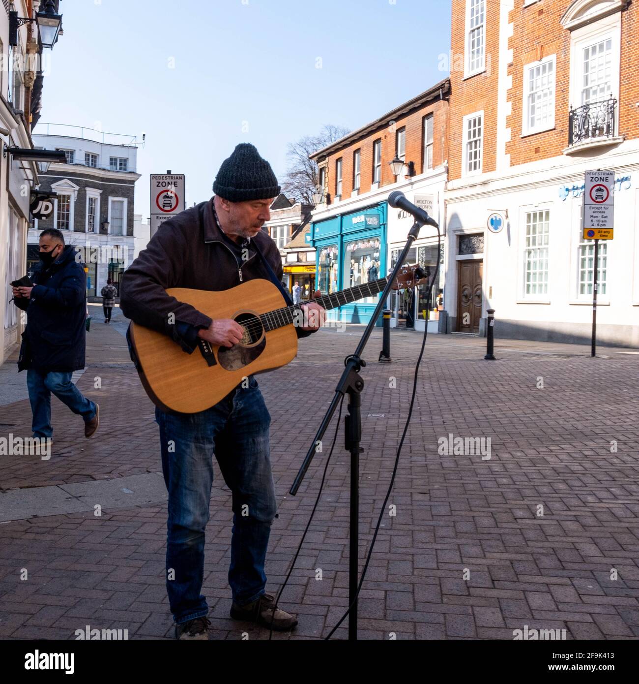 Male street busker guitar singing hi-res stock photography and images ...