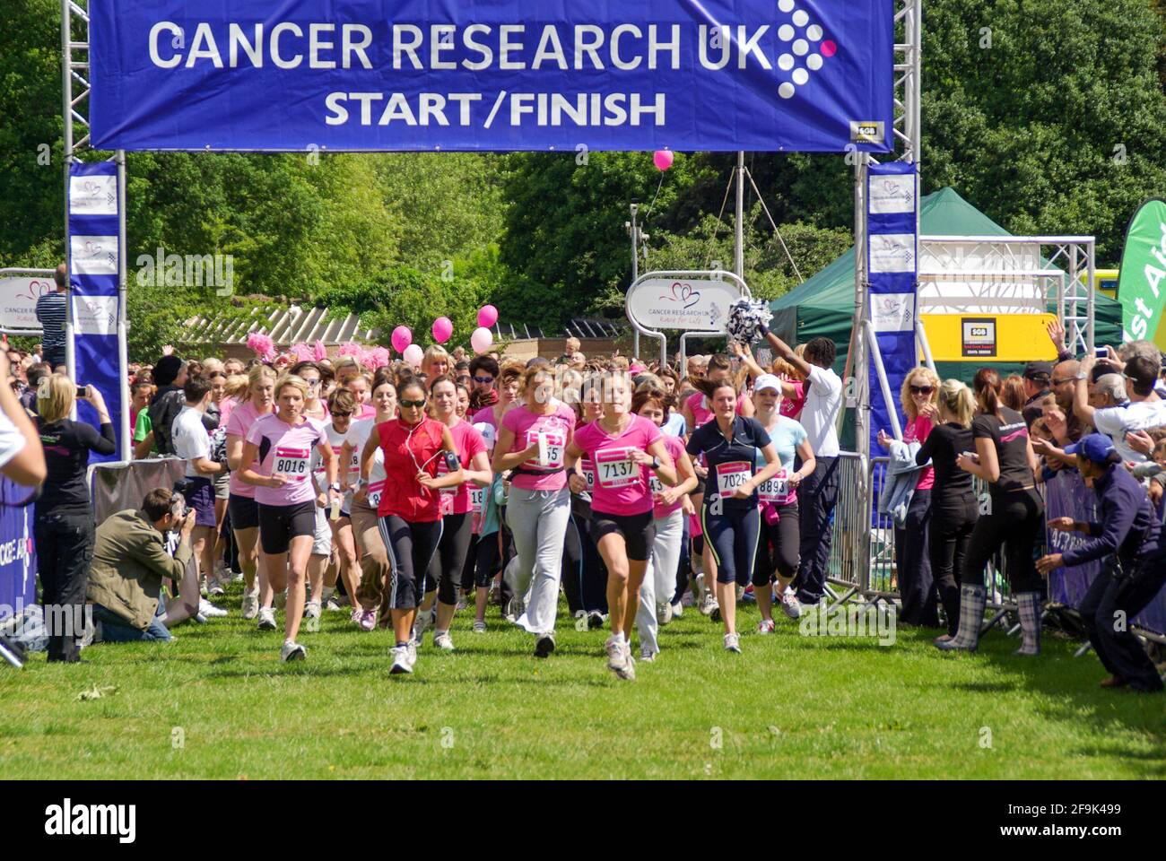 Start of a Cancer Research Race for Life fun run in Moat Park ...