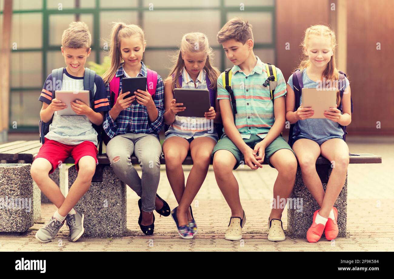 group of happy elementary school students talking Stock Photo - Alamy