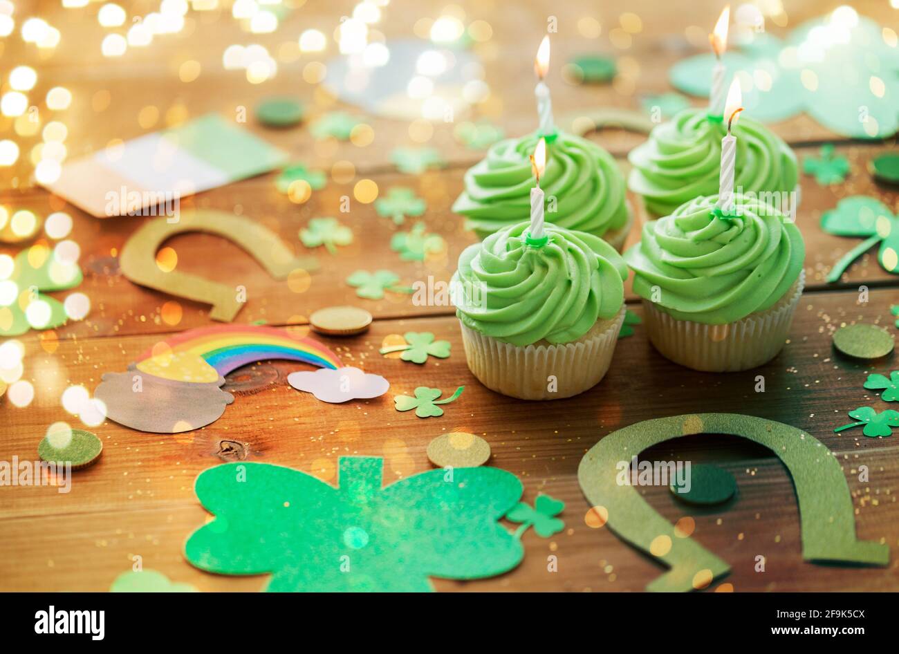 Horseshoe shamrock st patricks day wooden table hi-res stock ...