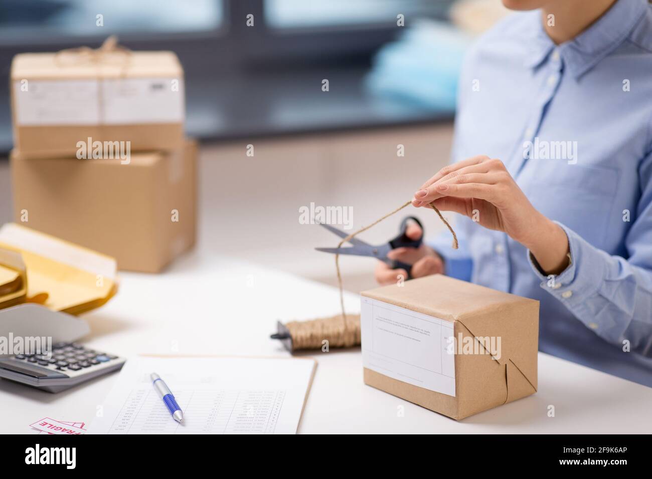 Cutting the rope hi-res stock photography and images - Alamy