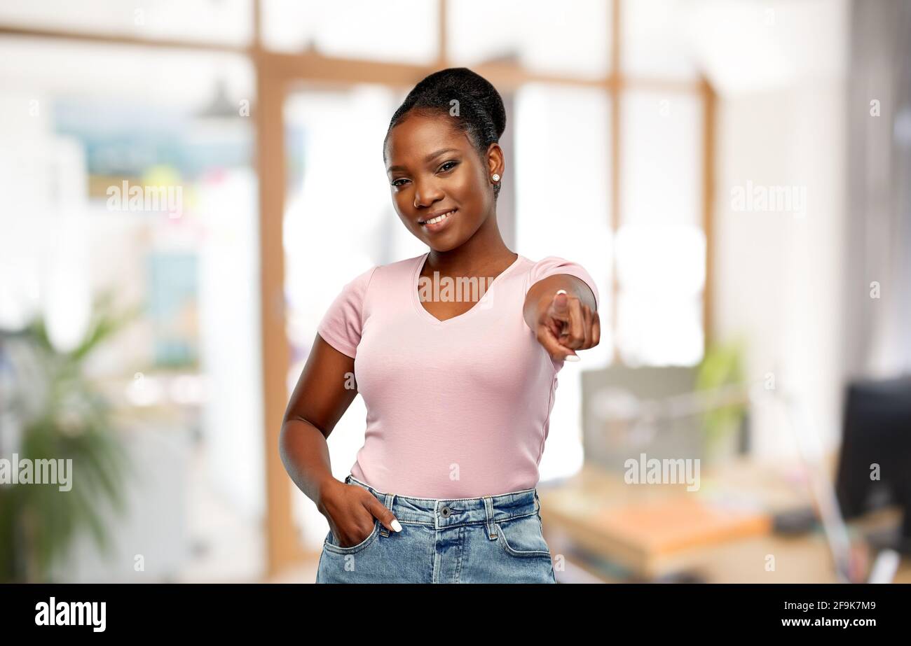 Smiling black woman pointing finger hi-res stock photography and images ...