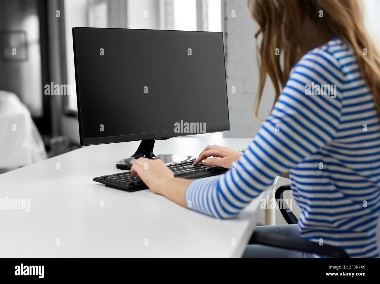 Teenage girl at computer at home hi-res stock photography and images ...