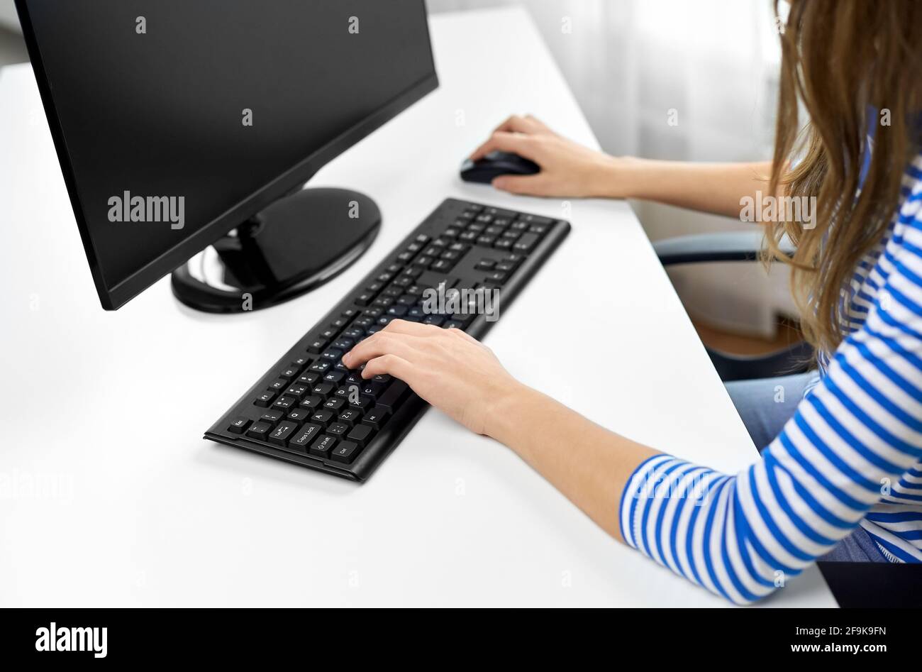 Girl at computer hi-res stock photography and images - Alamy