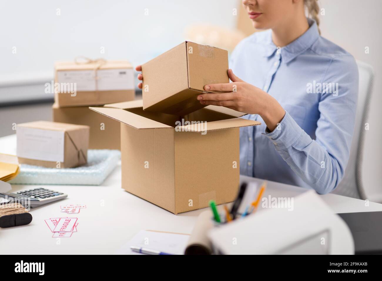 Packing parcel hi-res stock photography and images - Alamy