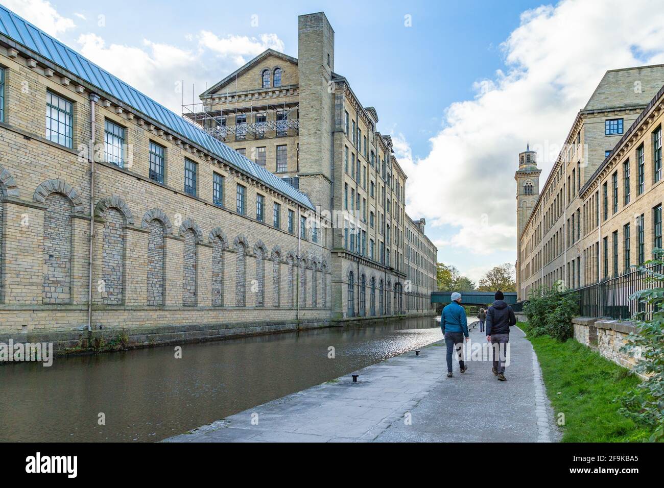 Water transport line up walk hi-res stock photography and images - Alamy
