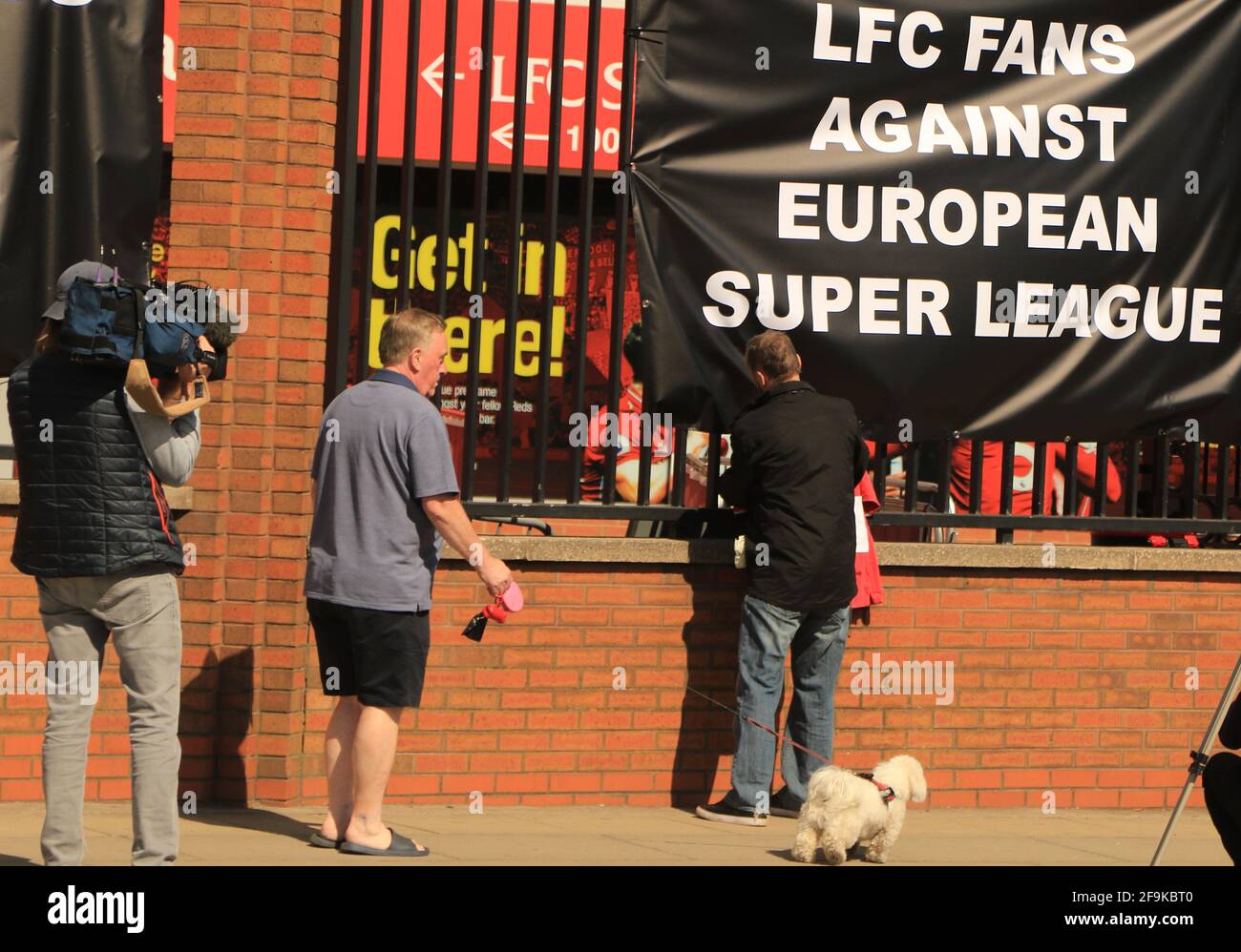 Lfc protest at anfield and lfc players leaving their hotel Stock Photo ...