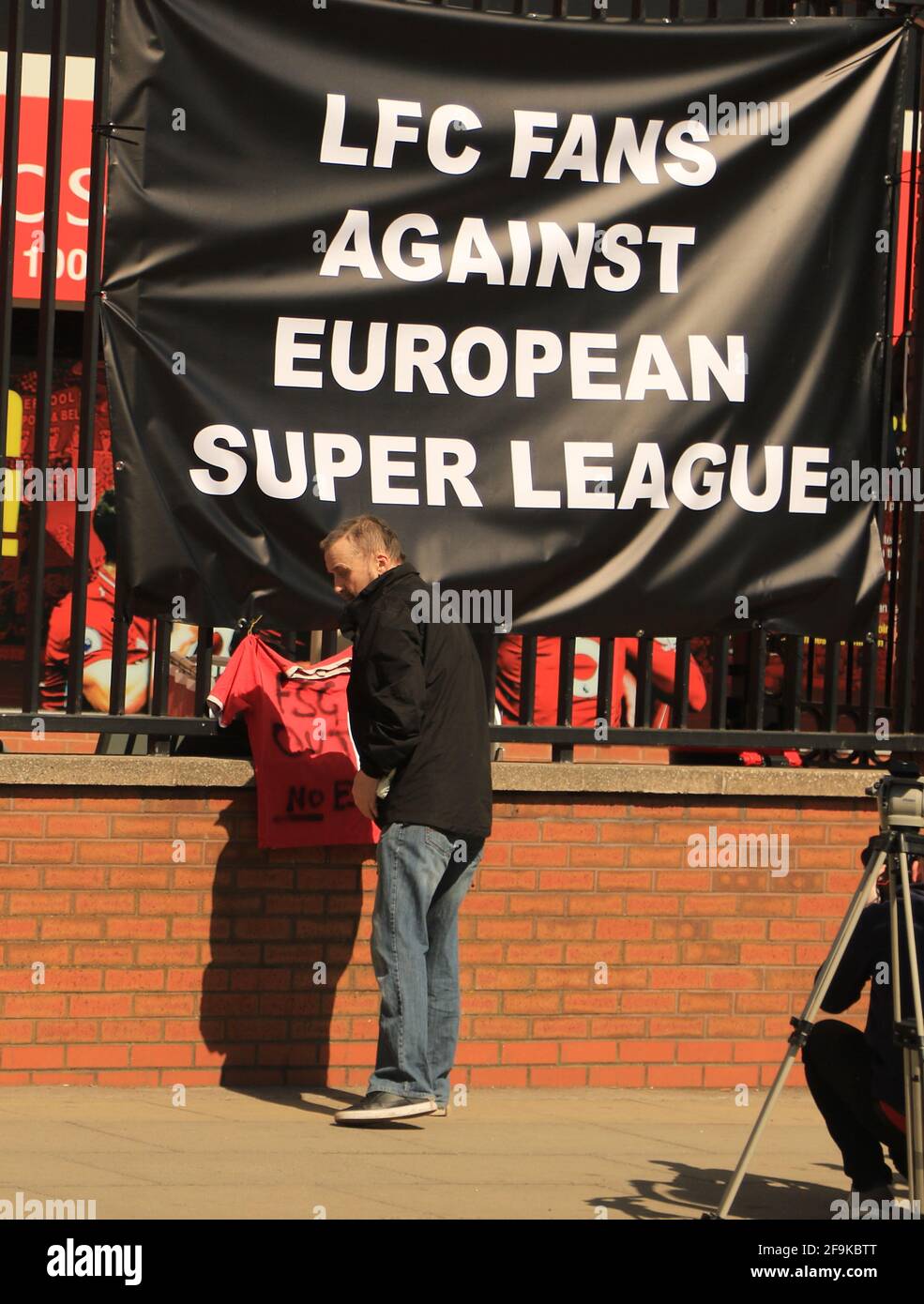 Lfc protest at anfield and lfc players leaving their hotel Stock Photo ...