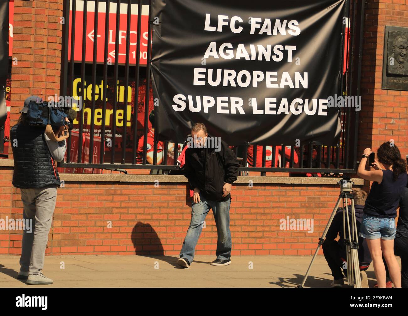Lfc protest at anfield and lfc players leaving their hotel Stock Photo ...