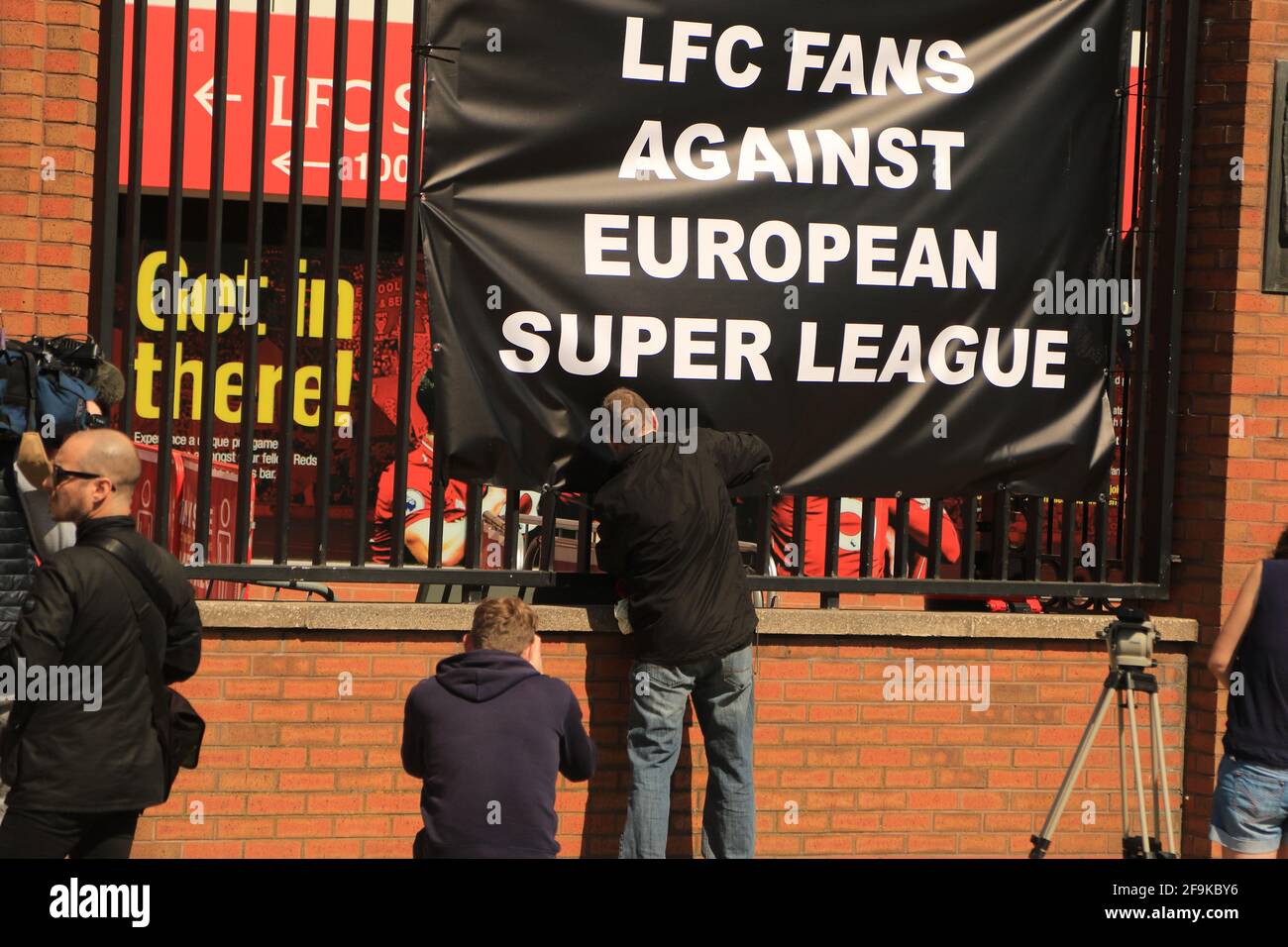 Lfc protest at anfield and lfc players leaving their hotel Stock Photo ...