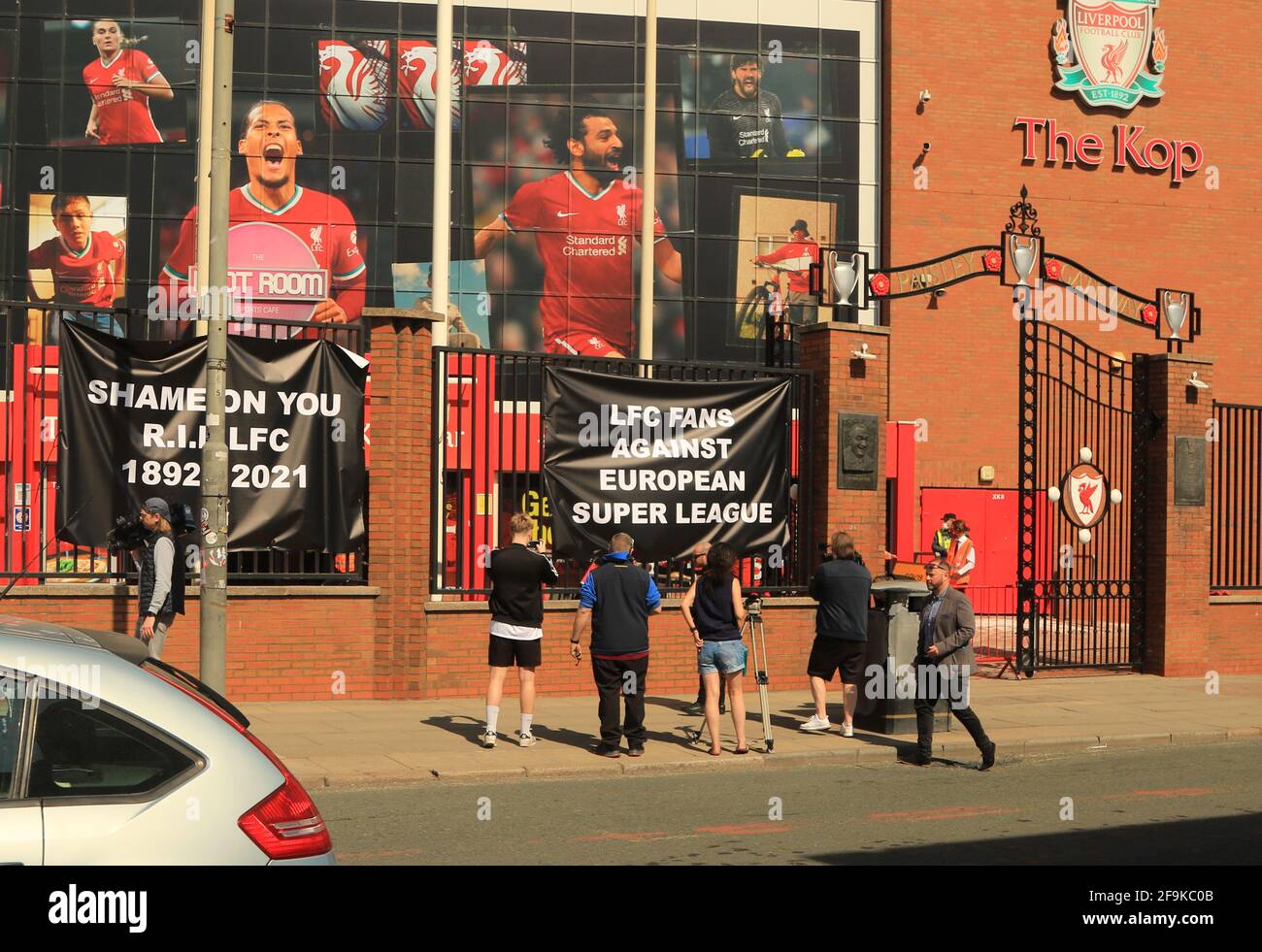 Lfc protest at anfield and lfc players leaving their hotel Stock Photo ...