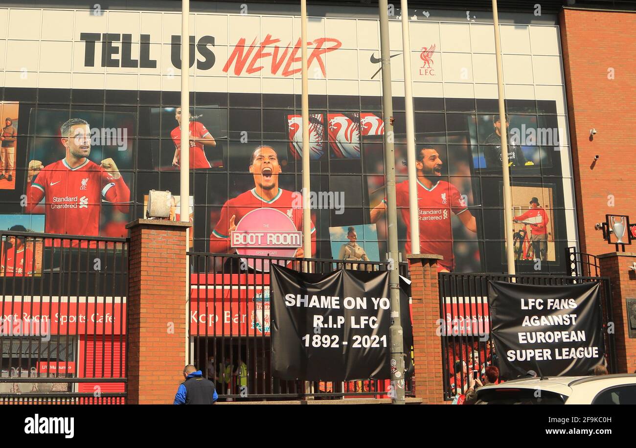 Lfc protest at anfield and lfc players leaving their hotel Stock Photo ...