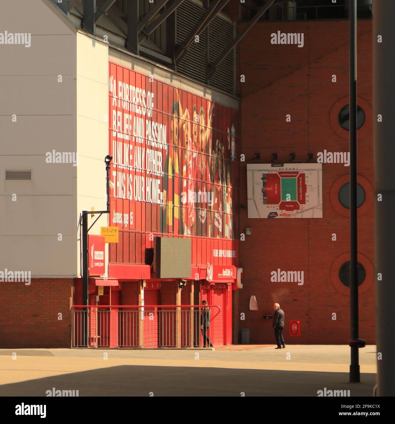 Lfc protest at anfield and lfc players leaving their hotel Stock Photo ...