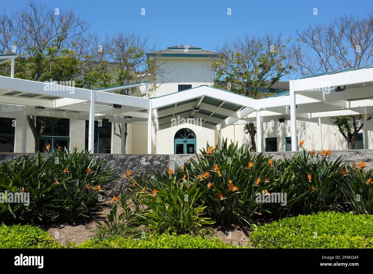 Senior center exterior hi-res stock photography and images - Alamy