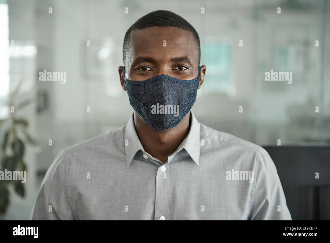 Person in office wearing mask hi-res stock photography and images - Alamy