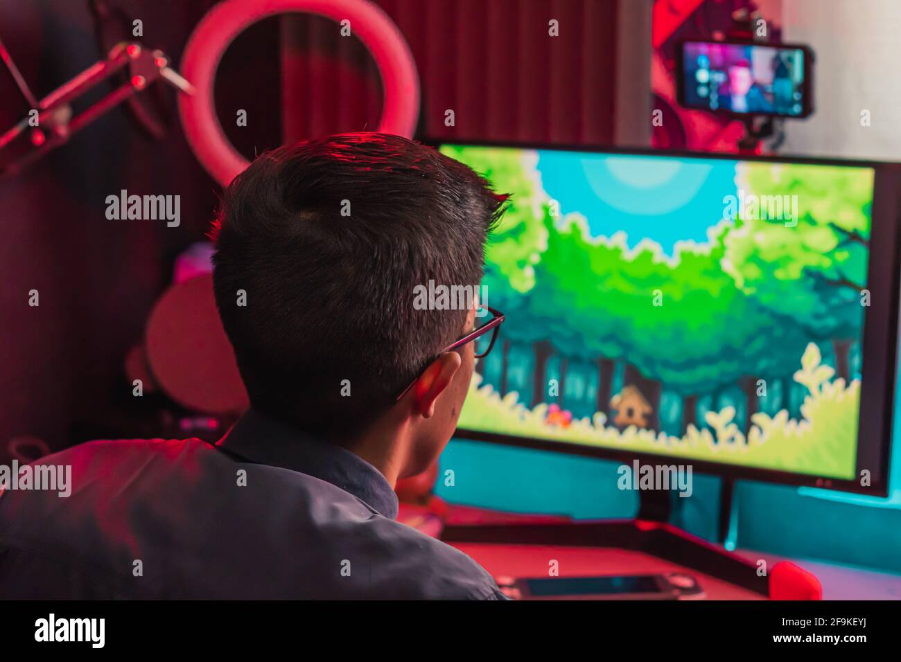 Young man passionate about video games. Practicing on your computer to ...