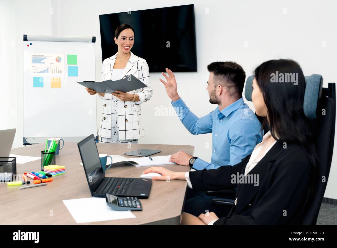 Team listening hi-res stock photography and images - Alamy