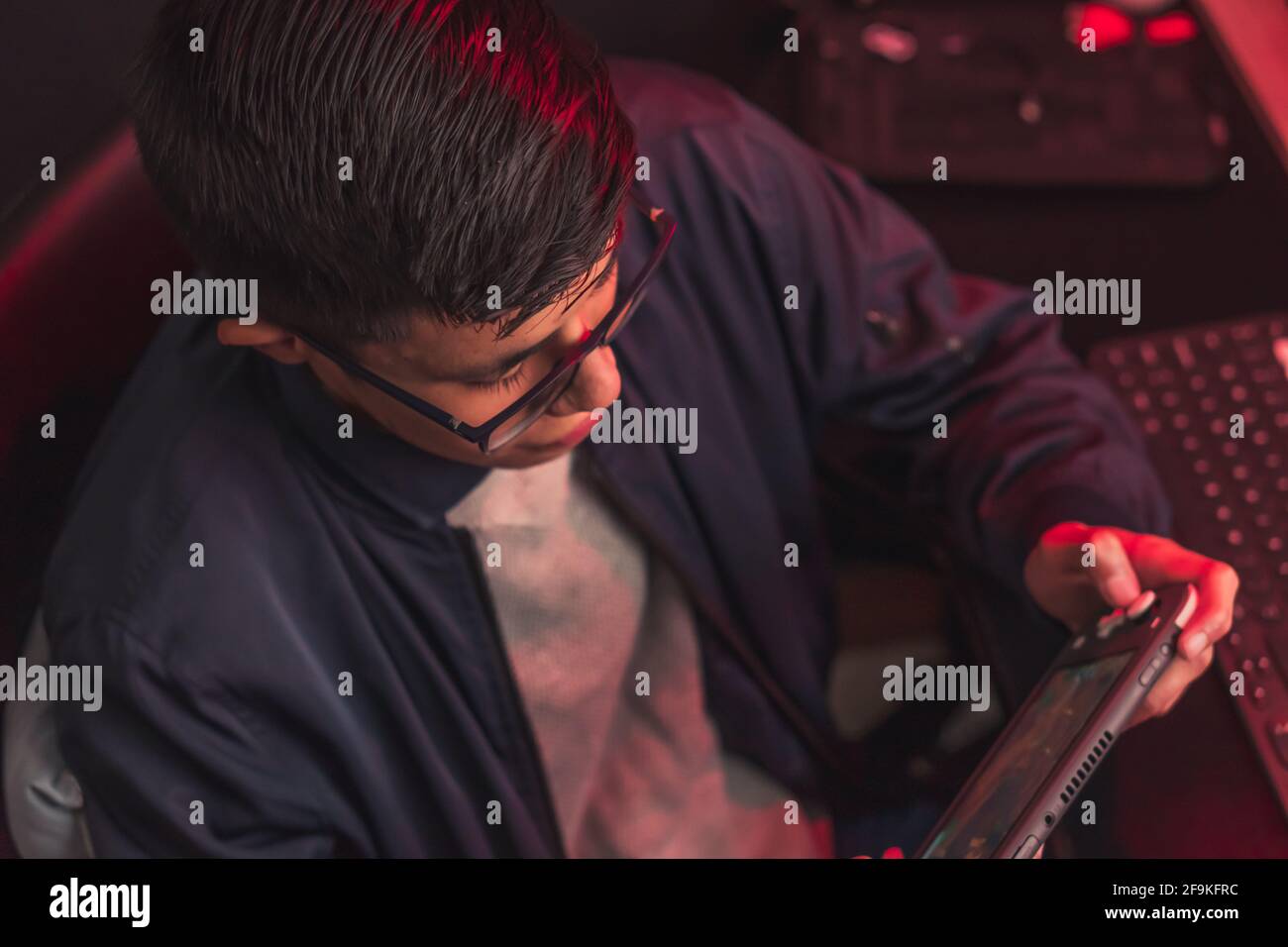 Young man passionate about video games. Practicing on your computer to ...