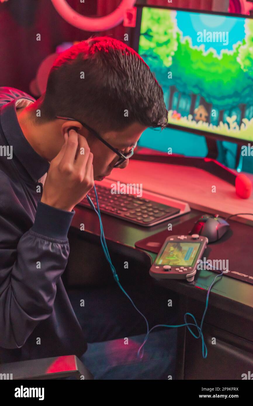 Young man passionate about video games. Practicing on your computer to ...