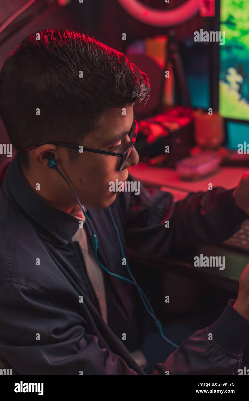 Young man passionate about video games. Practicing on your computer to ...