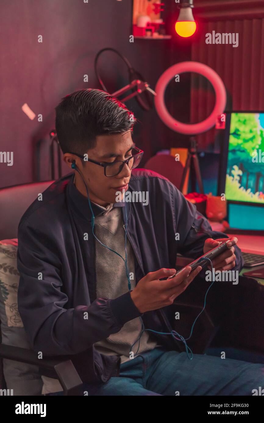 Young man passionate about video games. Practicing on your computer to ...