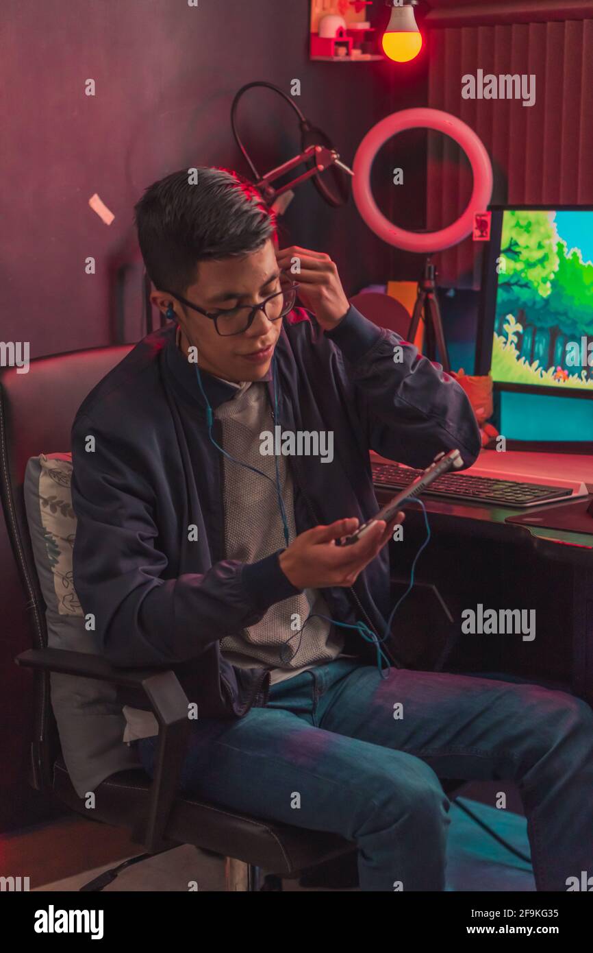 Young man passionate about video games. Practicing on your computer to ...