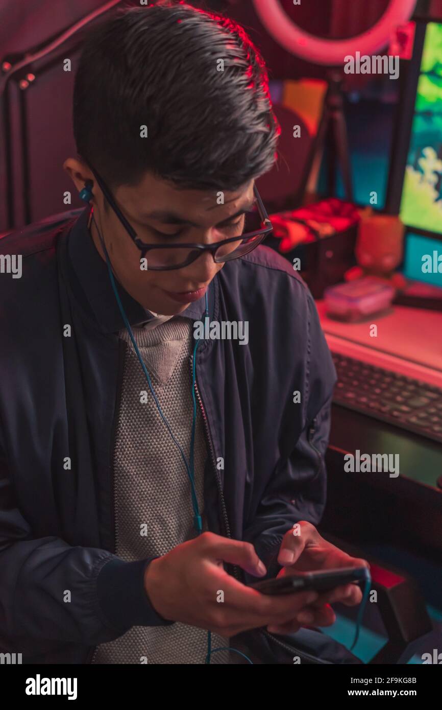 Young man passionate about video games. Practicing on your computer to ...