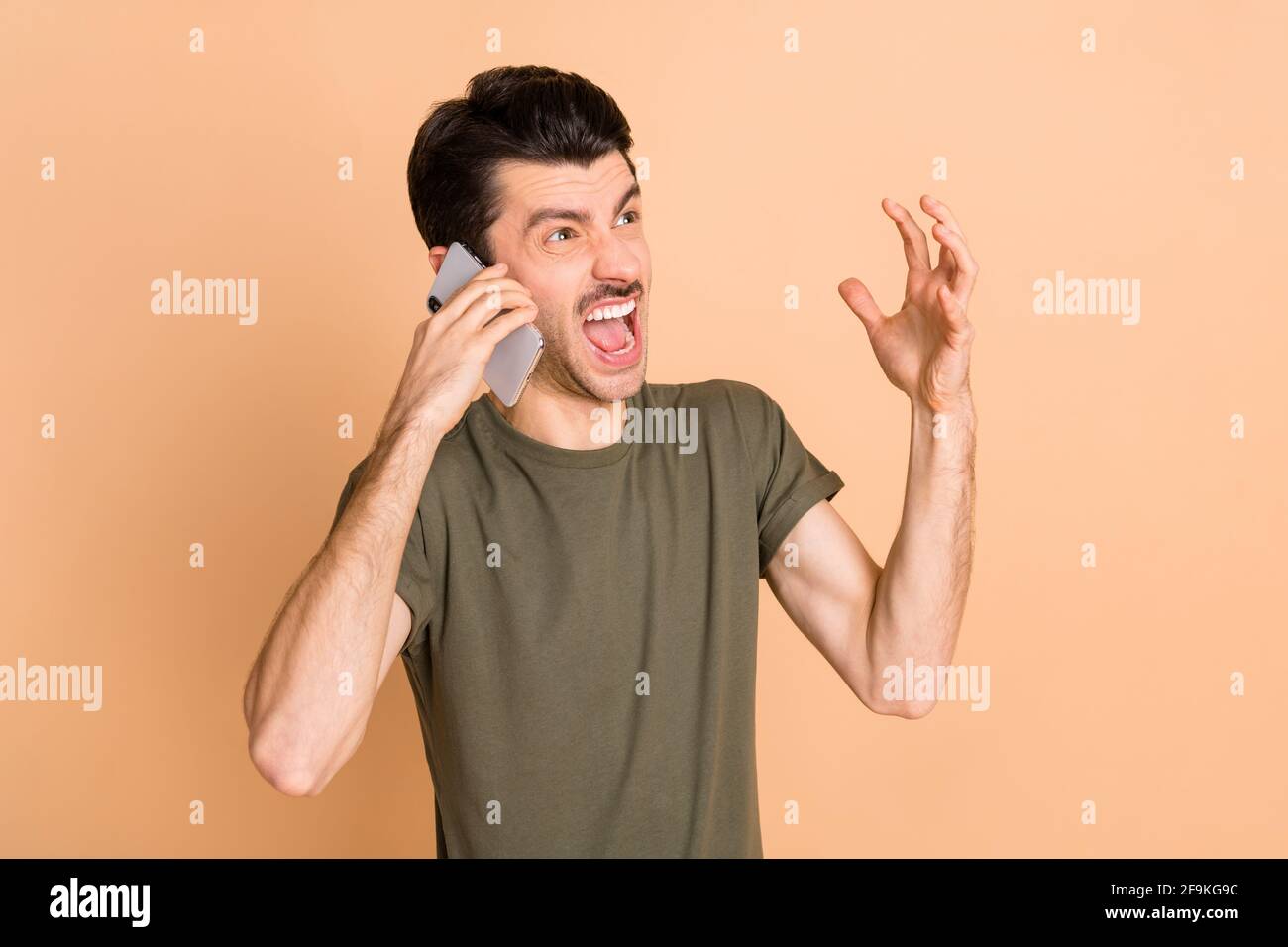 Photo portrait of man furious angry arguing talking on mobile phone ...