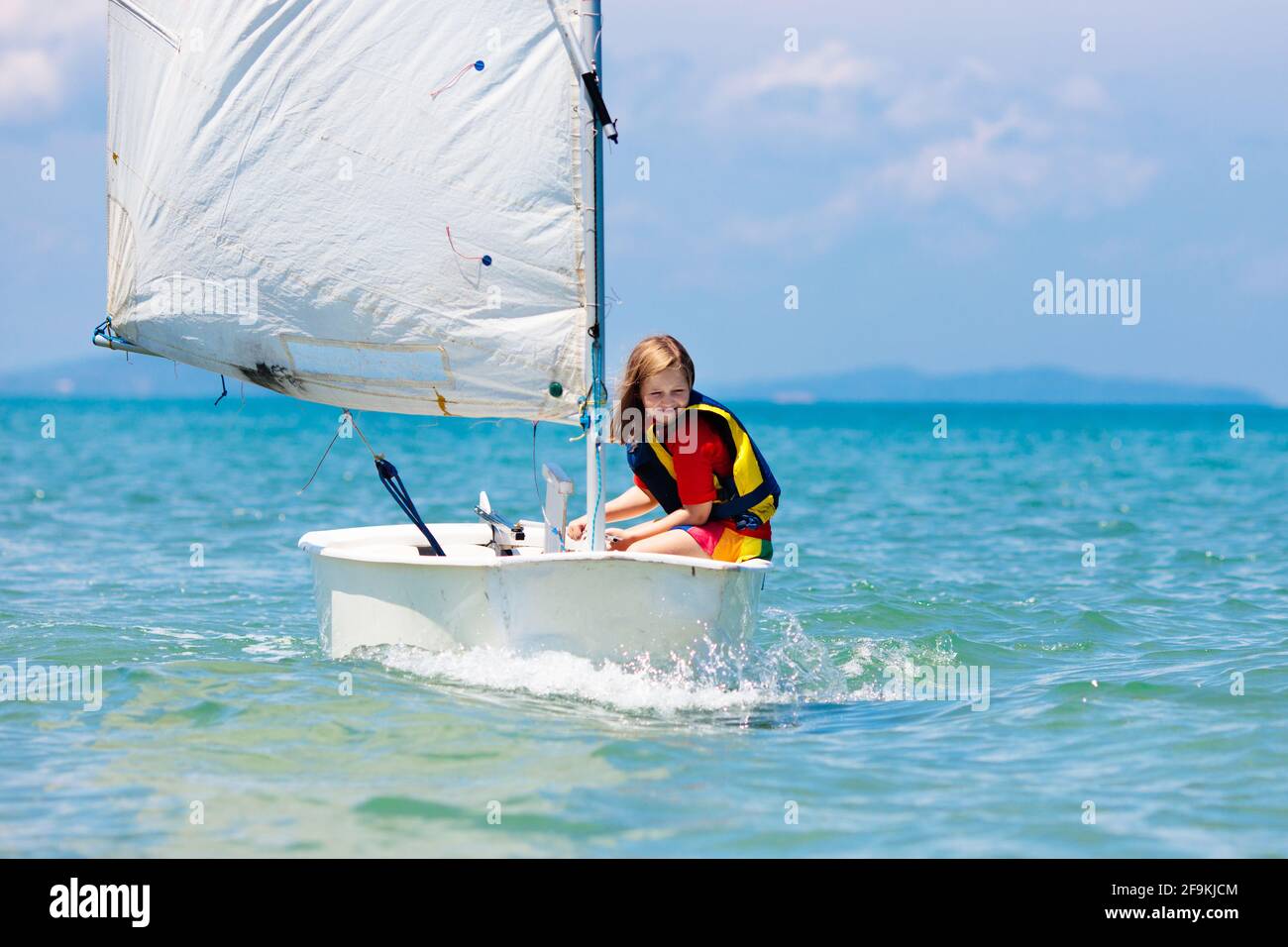 Young kids learning to sail hi-res stock photography and images - Alamy