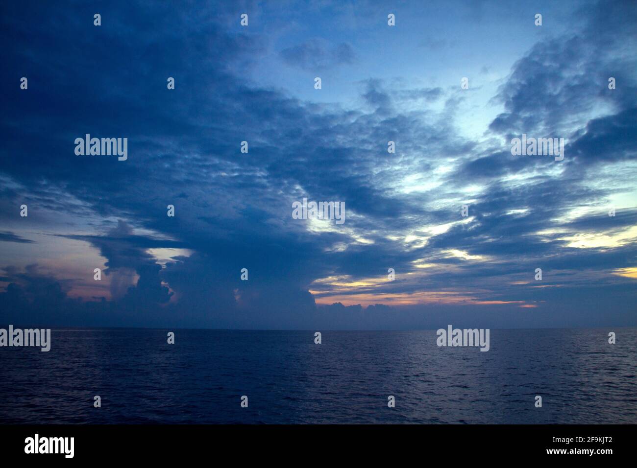 Beautiful view of the ocean in the blue hour Stock Photo - Alamy