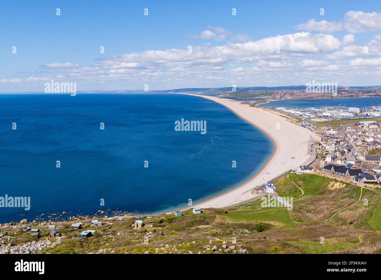 Chesil beach huts hi-res stock photography and images - Alamy