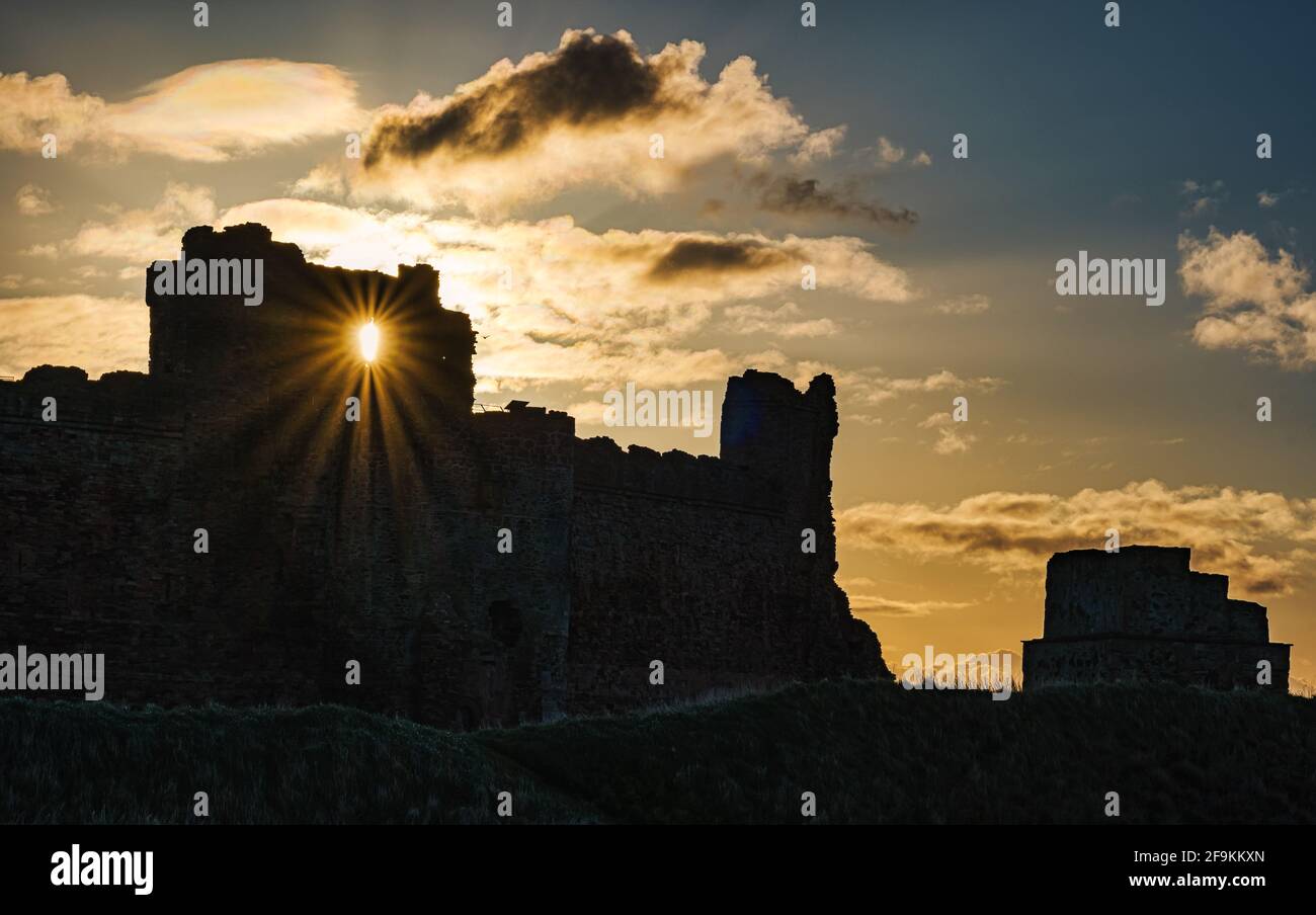 Sunrise with sunburst hi-res stock photography and images - Alamy