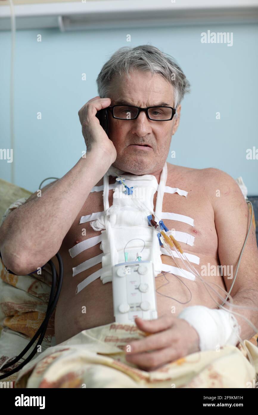 Patient with mobile phone in a hospital ward Stock Photo - Alamy