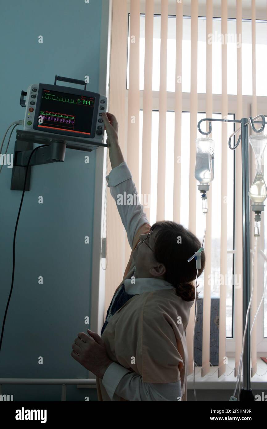 Doctor with patient monitor in a hospital ward Stock Photo - Alamy