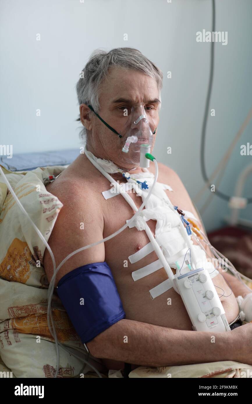 Senior man with oxygen mask in a hospital ward Stock Photo - Alamy