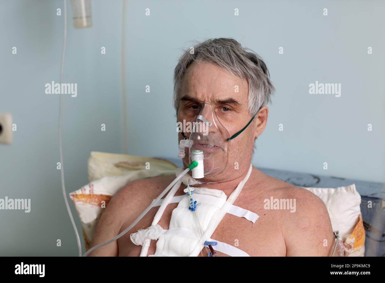 Person with oxygen mask in a hospital ward Stock Photo - Alamy