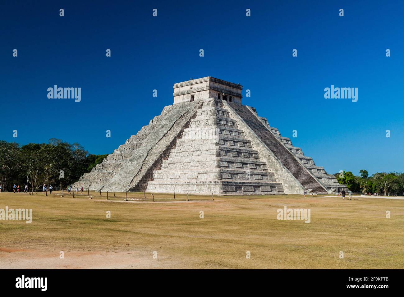 Pyramid Kukulkan in ancient Mayan city Chichen Itza, Mexico Stock Photo ...