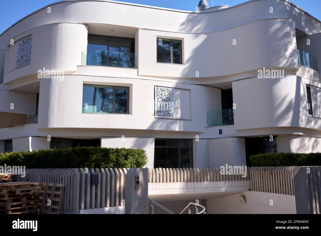 Wave shaped building hi-res stock photography and images - Alamy