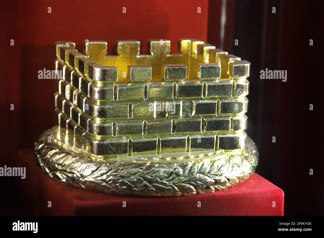 Form a crown hi-res stock photography and images - Alamy