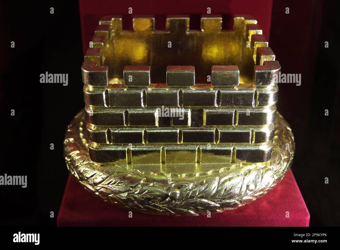 Form a crown hi-res stock photography and images - Alamy