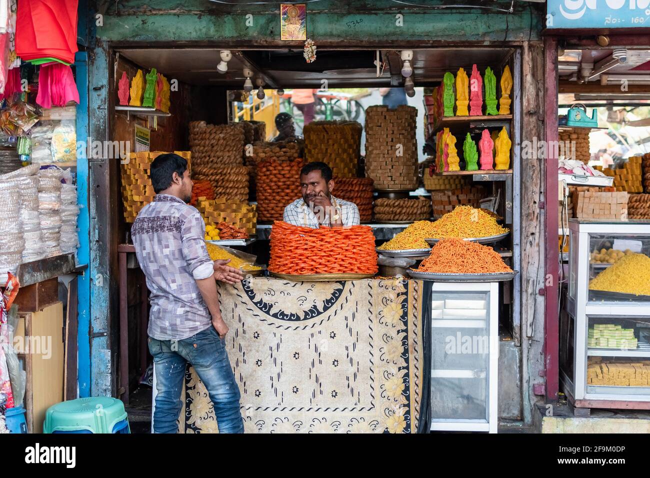 India roadside junk hi-res stock photography and images - Alamy