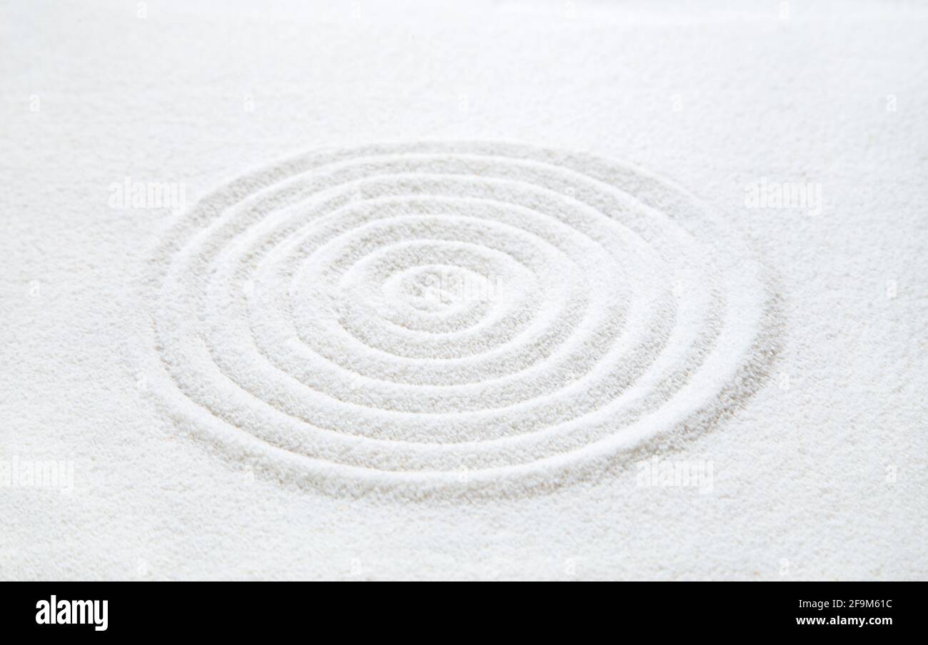 Zen circle pattern in white sand Stock Photo - Alamy